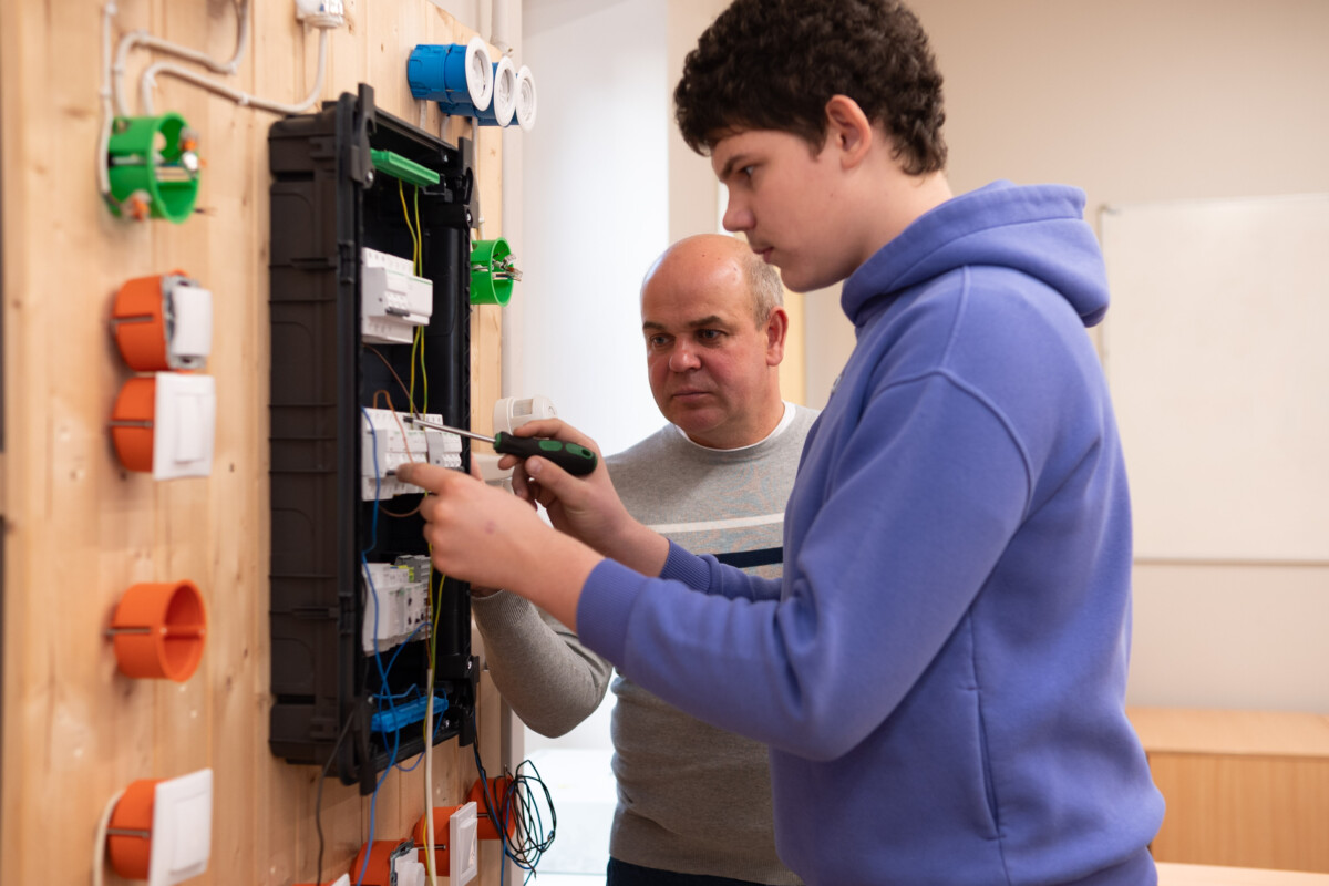 Kur teorija satiekas ar praksi – mācību centrs BUTS palīdz kļūt konkurētspējīgākiem darba tirgū ...